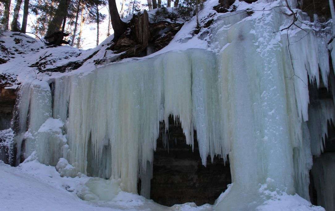 Pictured Rocks in the Winter: Adventure Guide